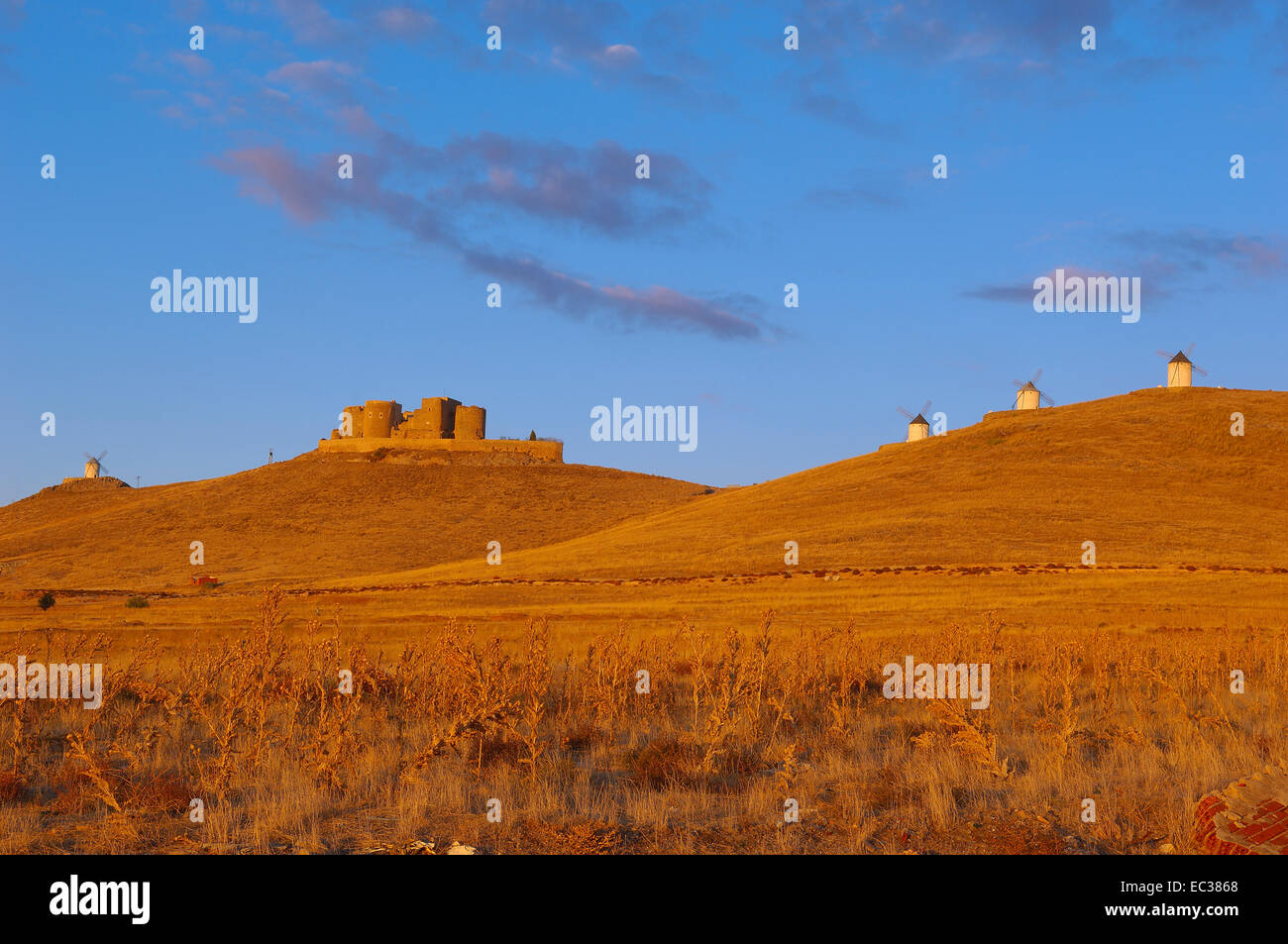 Windmills and Caballeros de San Juan de Jerusalen castle, Consuegra ...