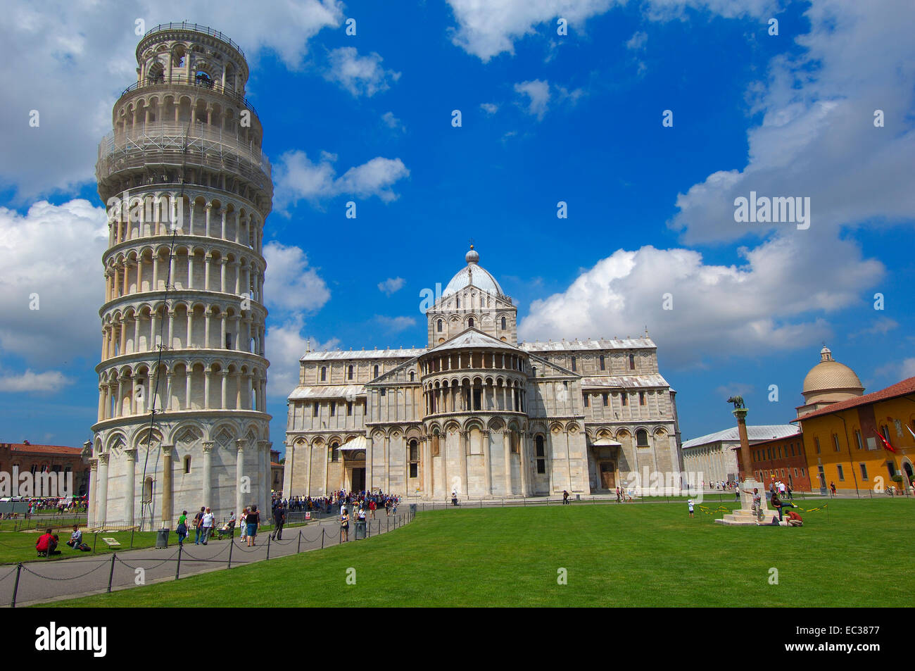 The cathedral with the world famous leaning tower of pisa hi-res stock ...