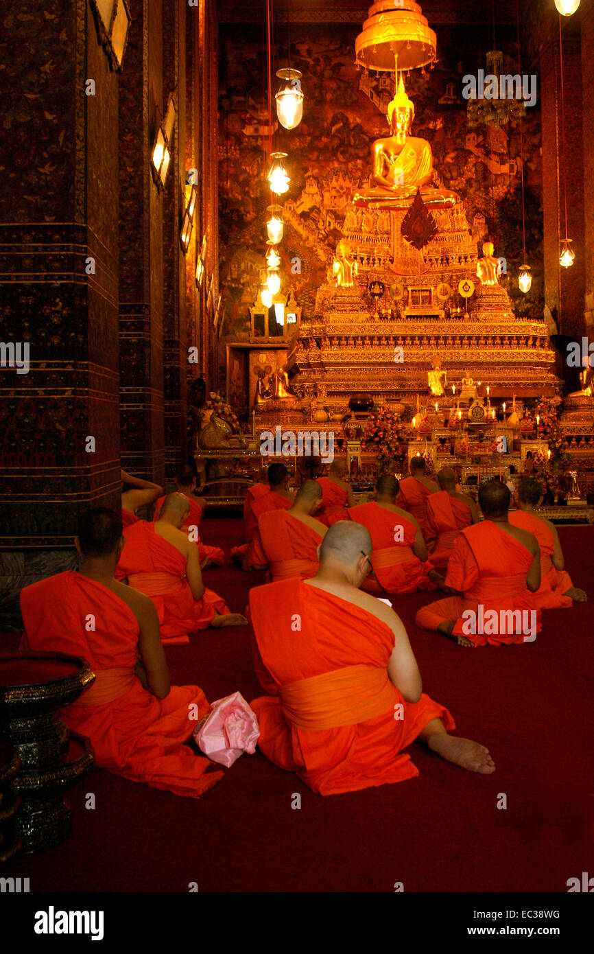Praying monks at Wat Po in Bangkok, Thailand 2008 Stock Photo - Alamy