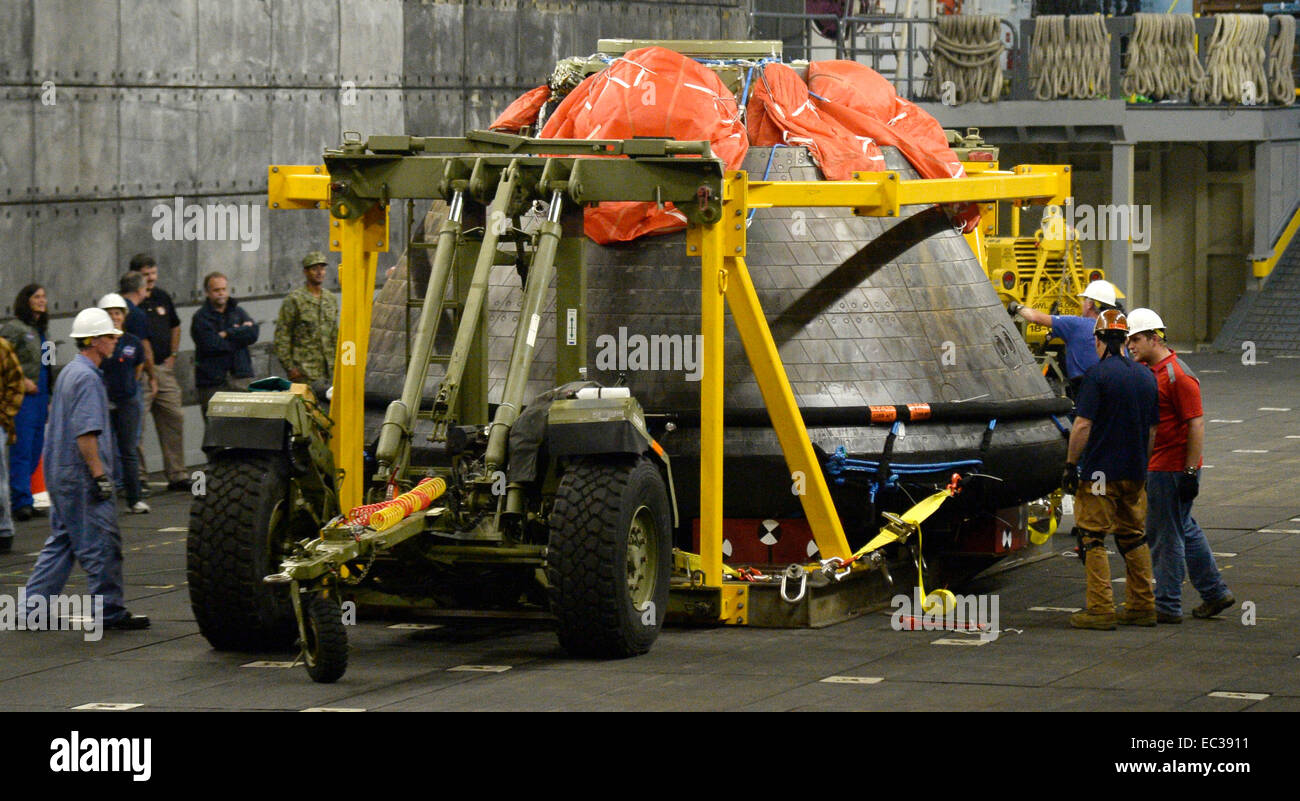 San Diego, California, USA. 8th December, 2014. The U.S. Navy USS ...
