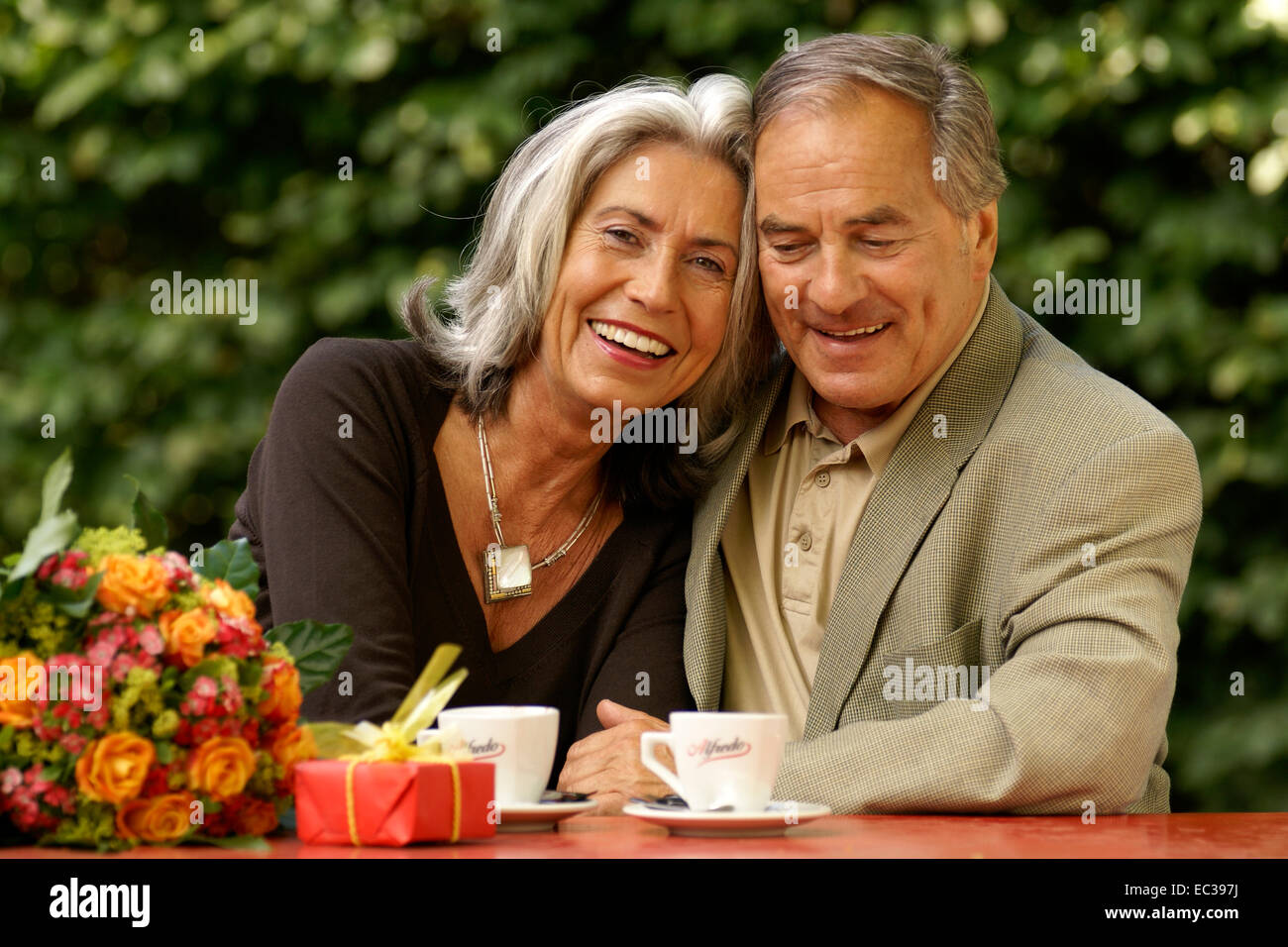 Senior citizens couple with bouquet hi-res stock photography and images ...