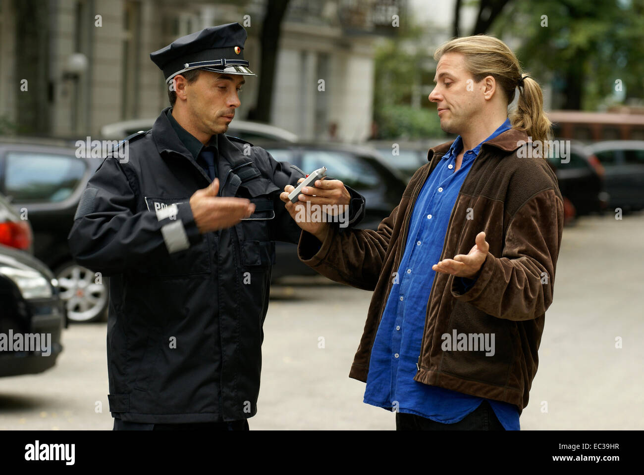 Police officers talk driver hi-res stock photography and images - Alamy