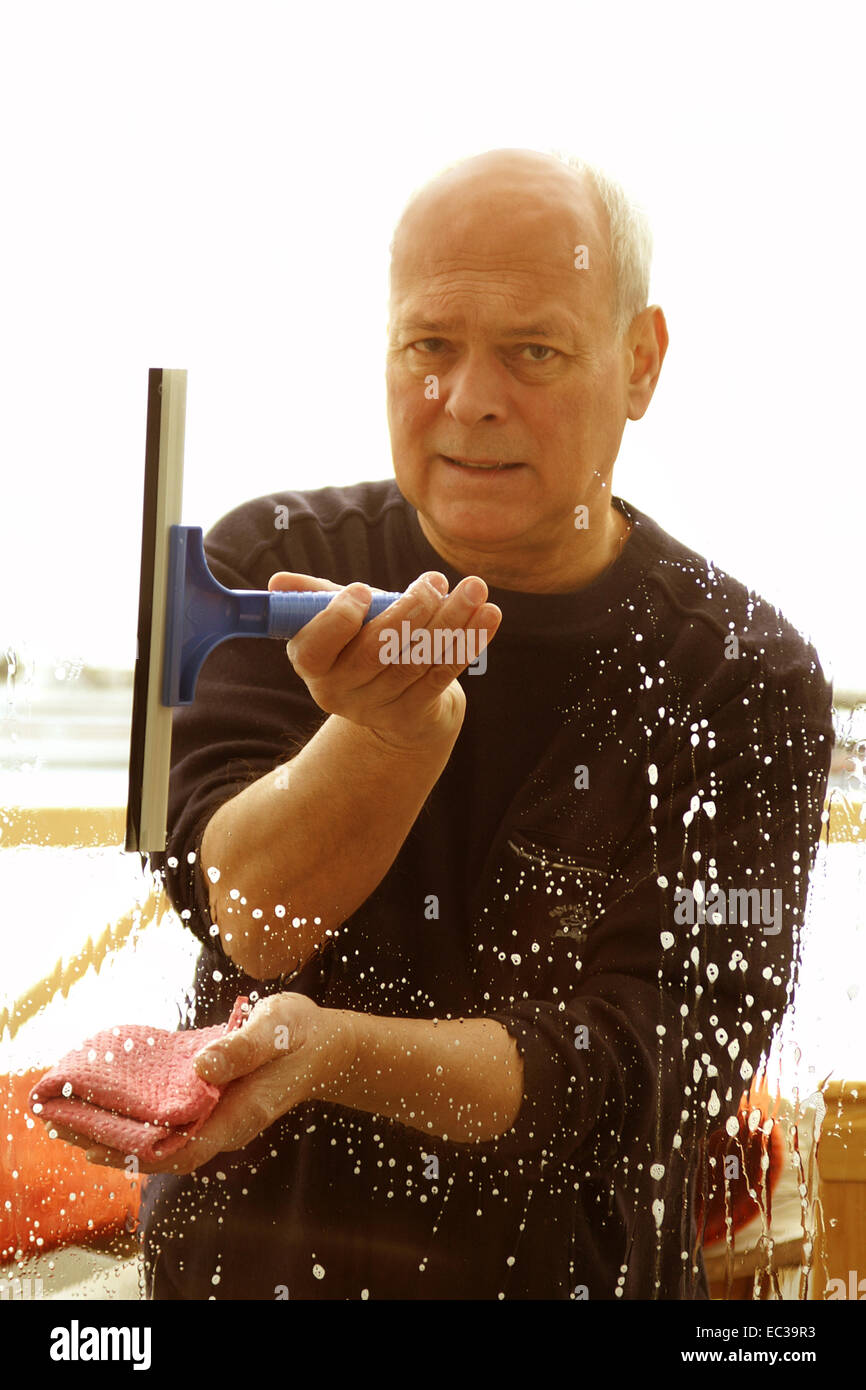 man cleaning window Stock Photo - Alamy
