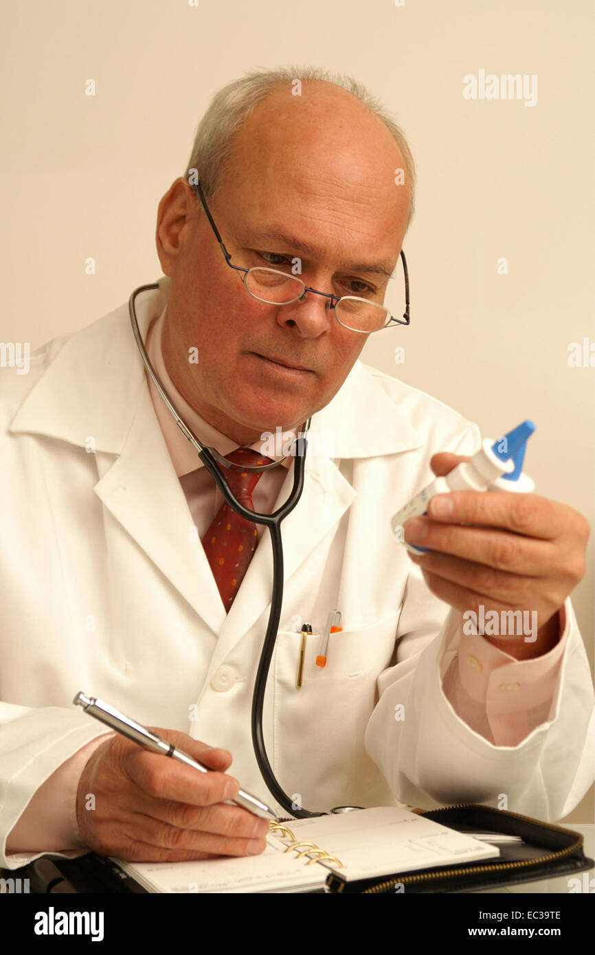 doctor reading prescription bottle Stock Photo - Alamy