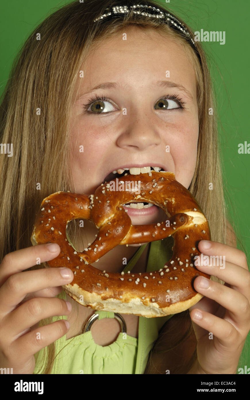Eating pretzel child hi-res stock photography and images - Alamy