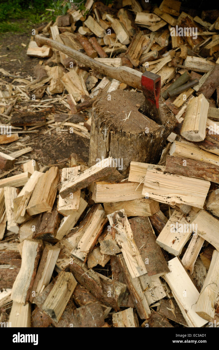 Axe block hi-res stock photography and images - Alamy