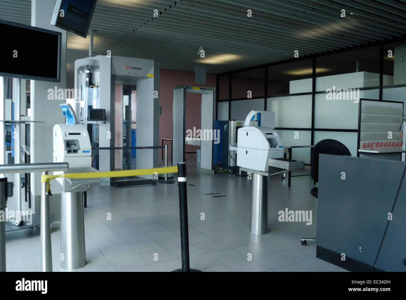 Security airport xray hi-res stock photography and images - Alamy