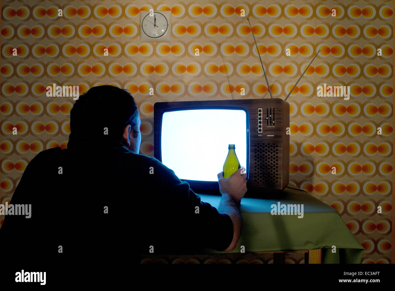 Vintage watching television hi-res stock photography and images - Alamy