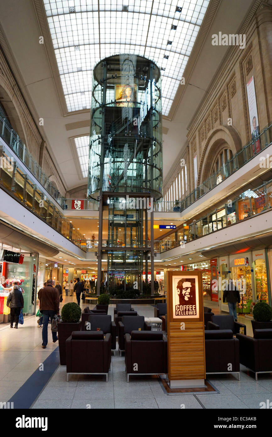 Shooping center hi-res stock photography and images - Alamy