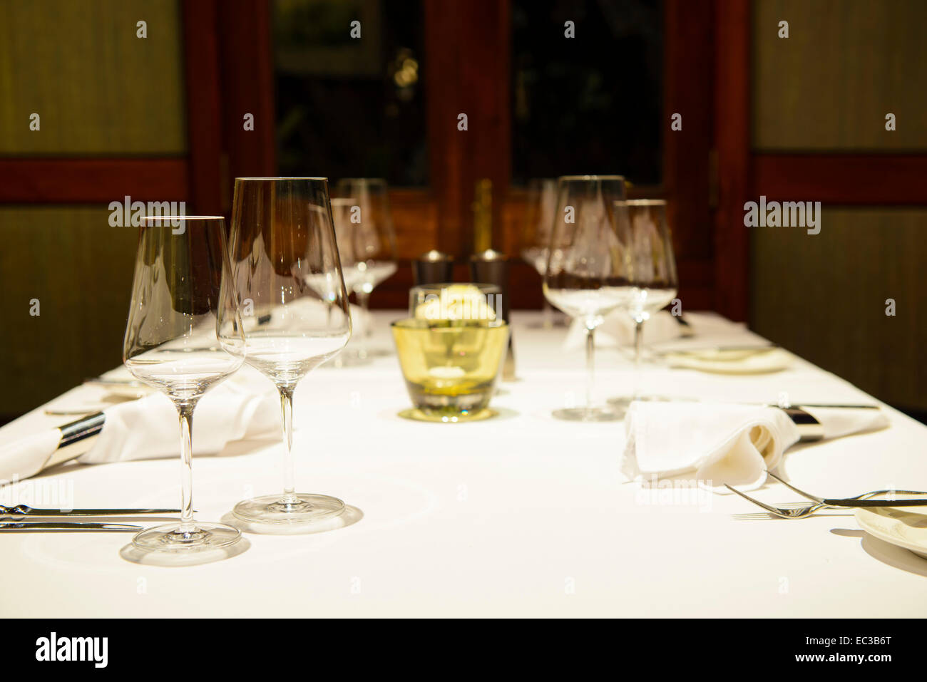 Restaurant setting up dining room hi-res stock photography and images ...