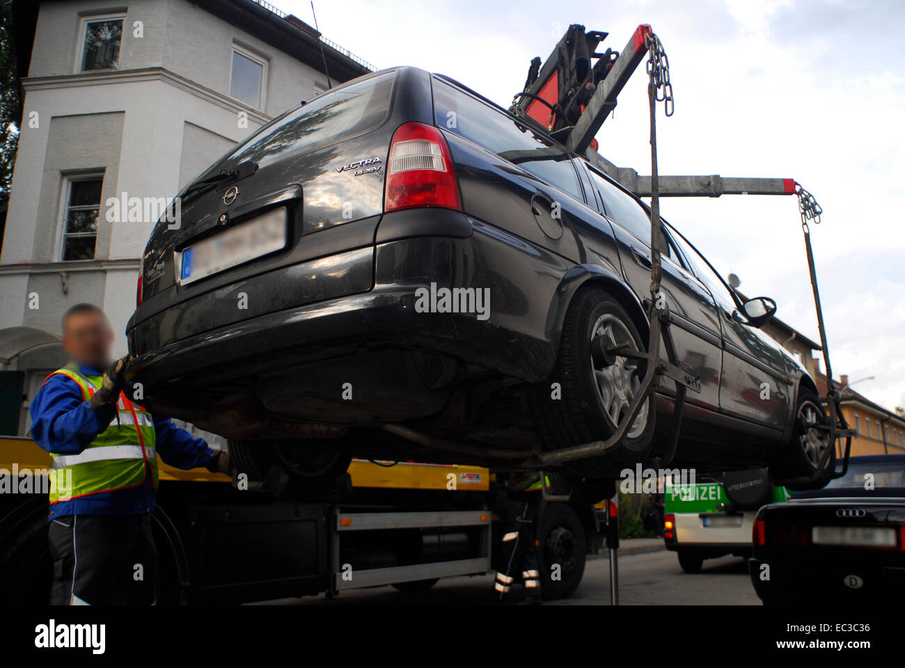 Lorry towed hi-res stock photography and images - Alamy