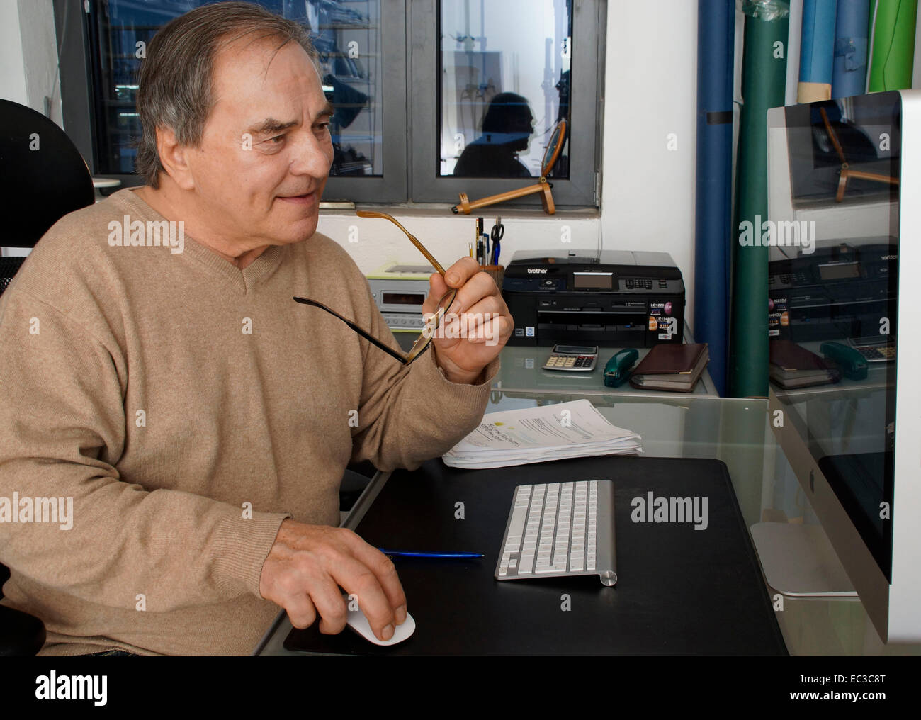 Old man on the computer Stock Photo - Alamy
