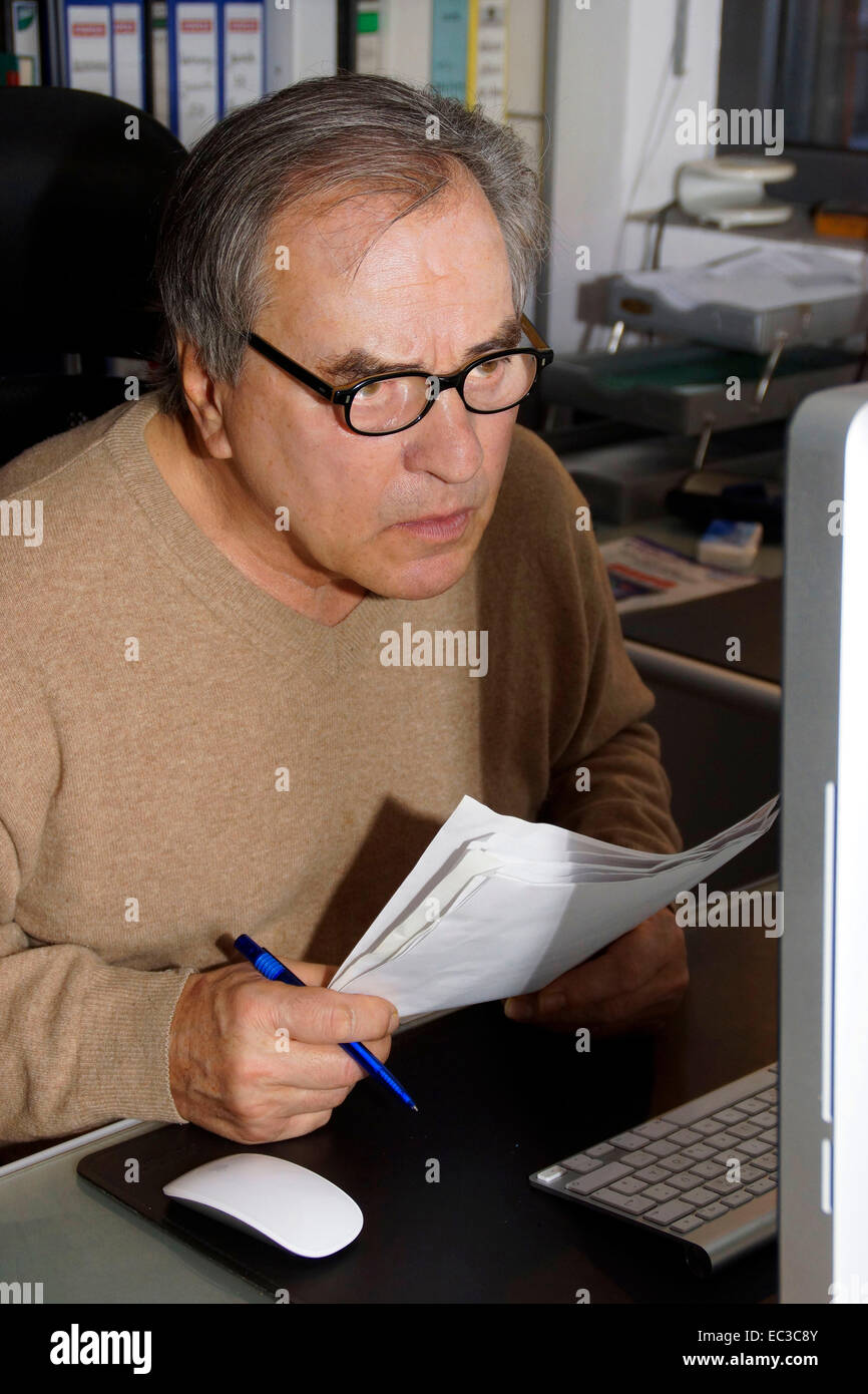 Old man on the computer Stock Photo - Alamy