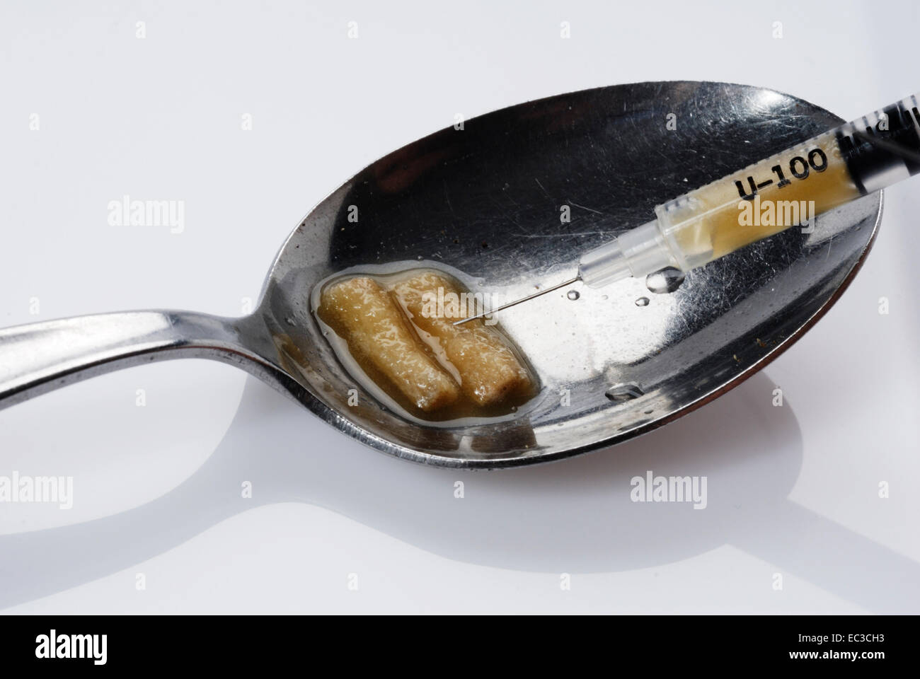 Filter cigarettes, heroin, syringe Stock Photo - Alamy