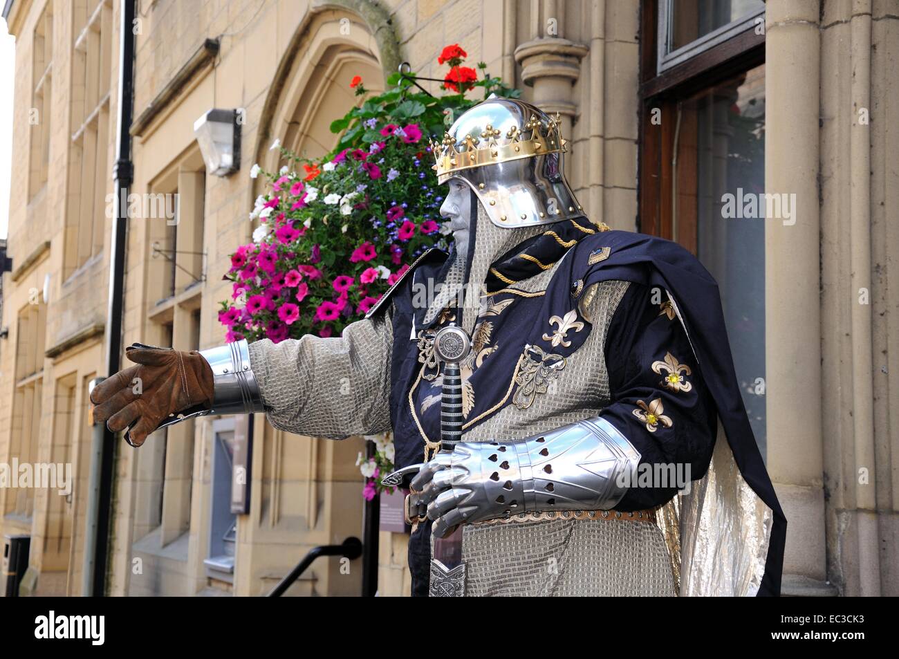 English medieval knight statue hi-res stock photography and images - Alamy
