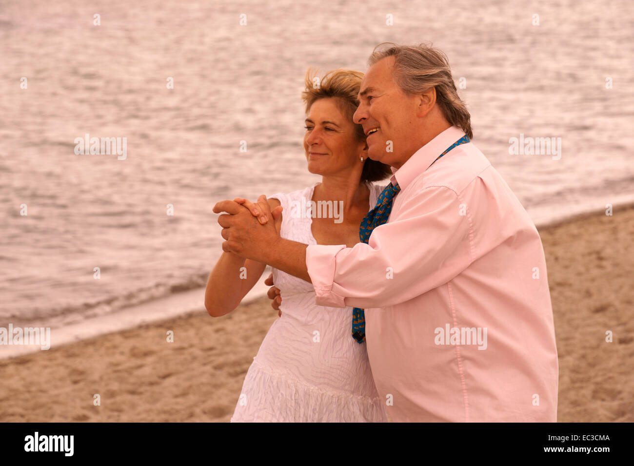 Old couple dance on the beach Stock Photo - Alamy