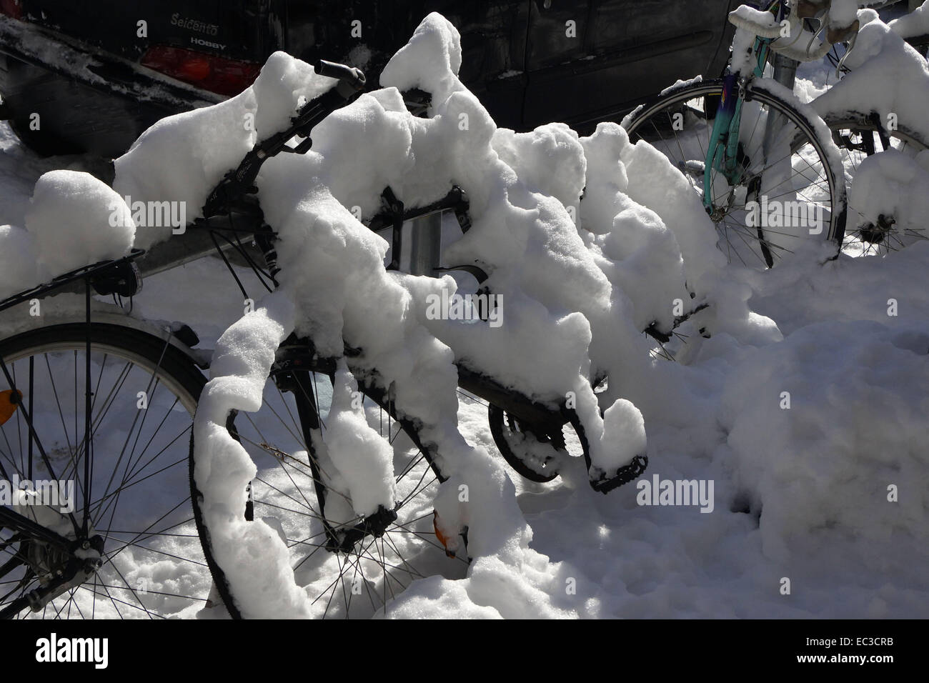 Bikes snow hi-res stock photography and images - Alamy