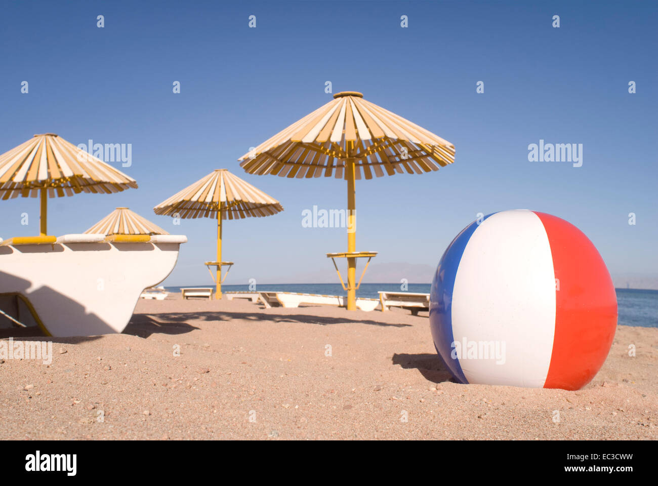 Ball games on beach hi-res stock photography and images - Alamy