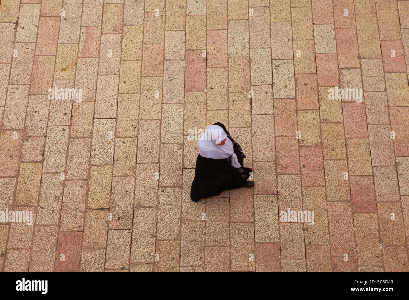 Woman wearing burka hi-res stock photography and images - Alamy