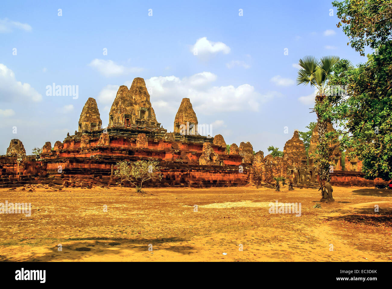 Ancient building in Angkor Wat Stock Photo - Alamy