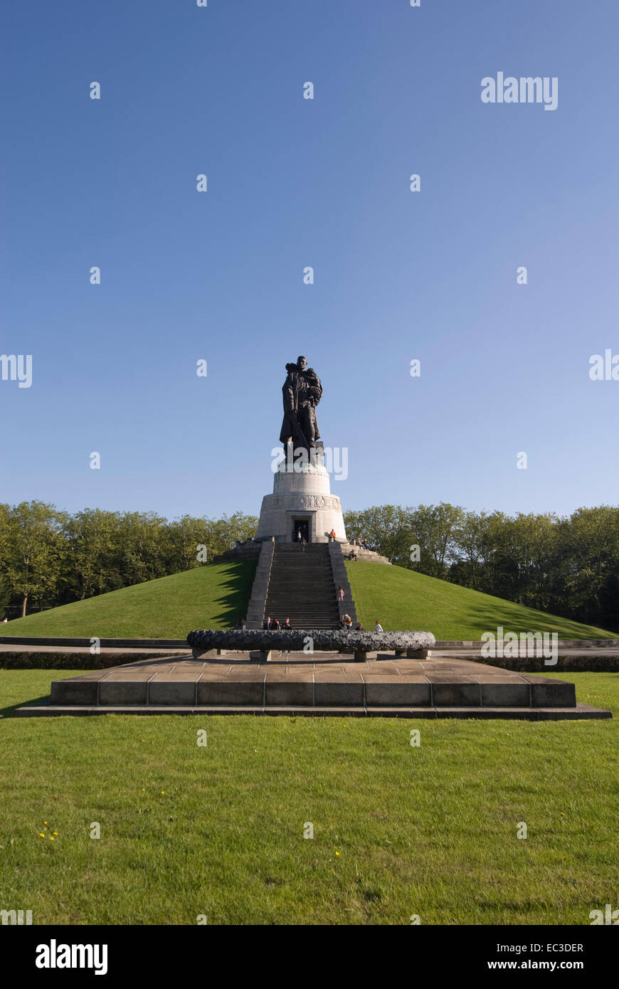 Soviet memorial berlin hi-res stock photography and images - Alamy