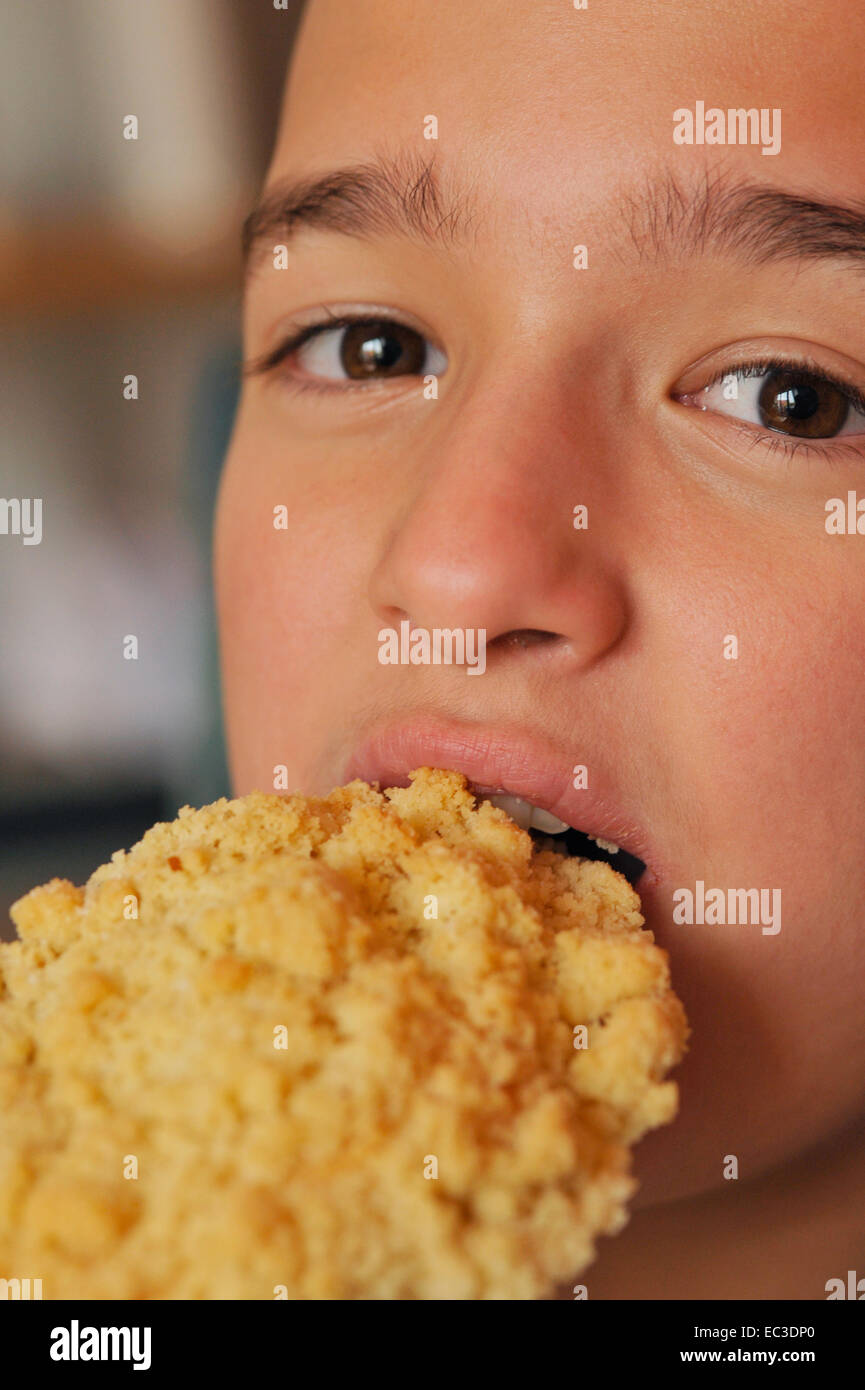 Boy Eating cake Stock Photo - Alamy