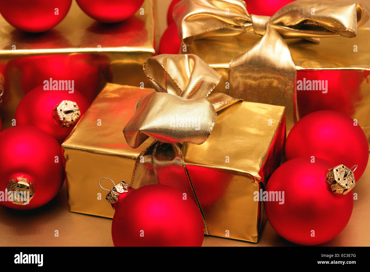 Red christmas baubles present hi-res stock photography and images - Alamy