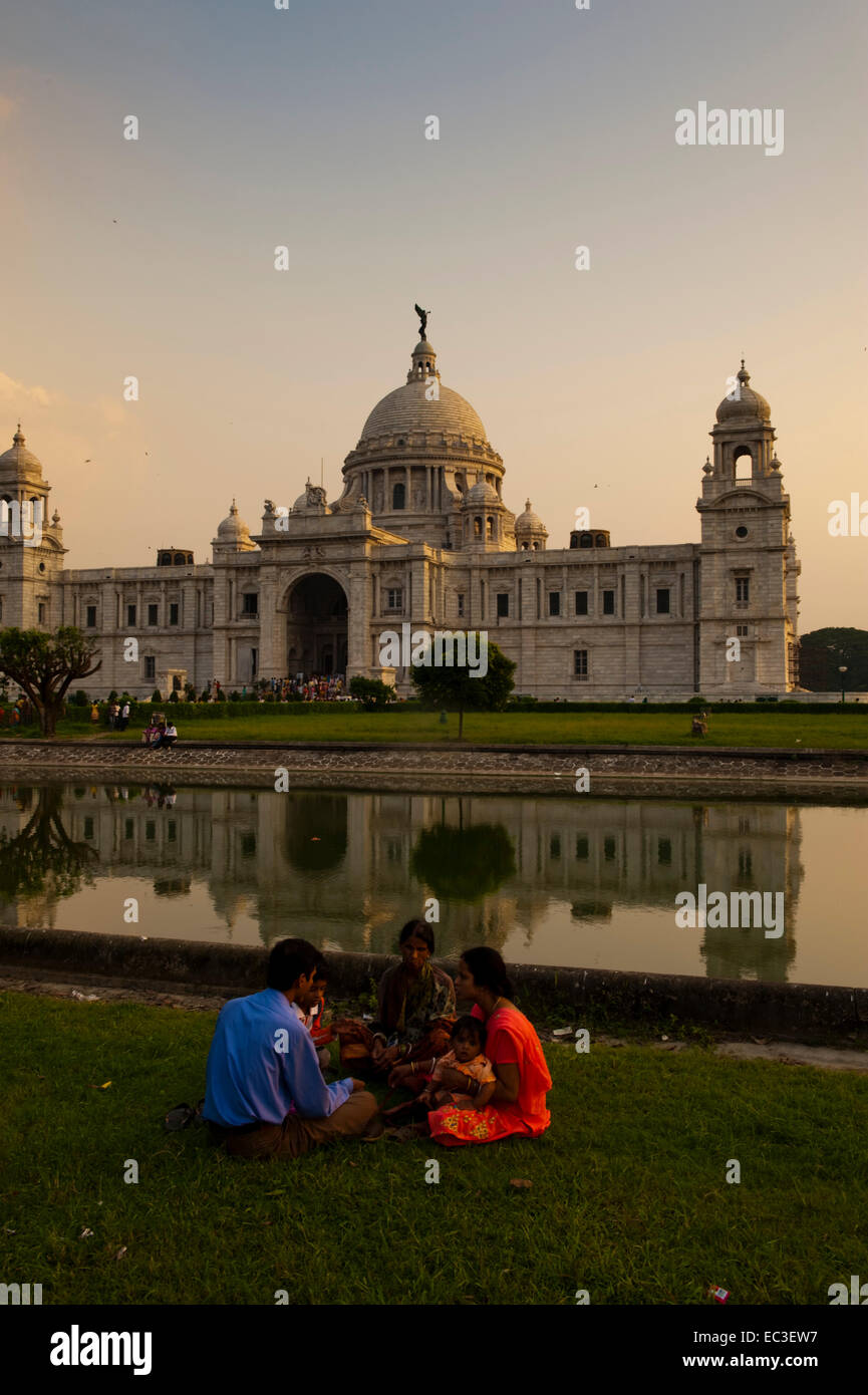 Indian family in front of Victoria Memorial Hall in Calcutta Stock ...