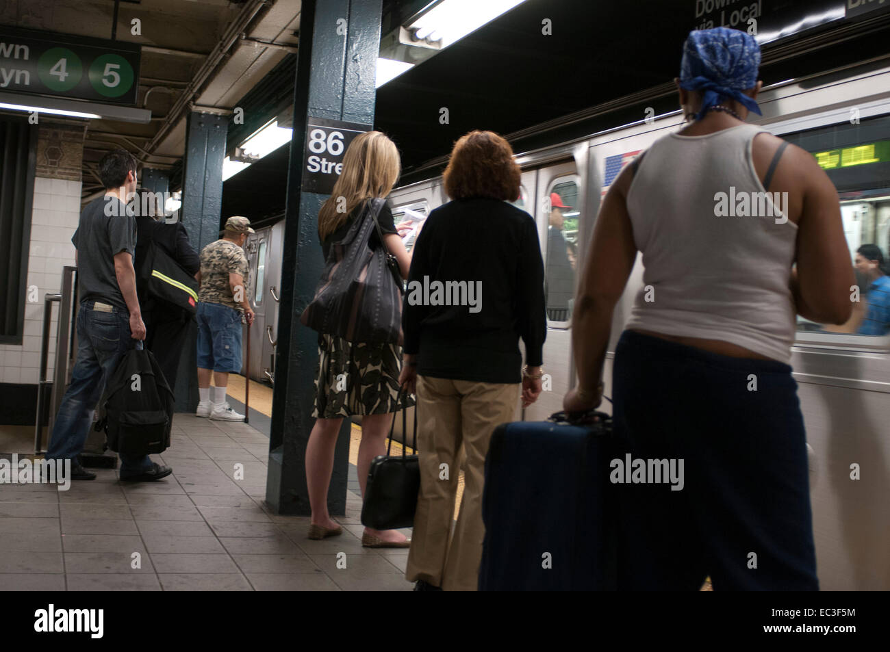 Open subway doors hi-res stock photography and images - Alamy