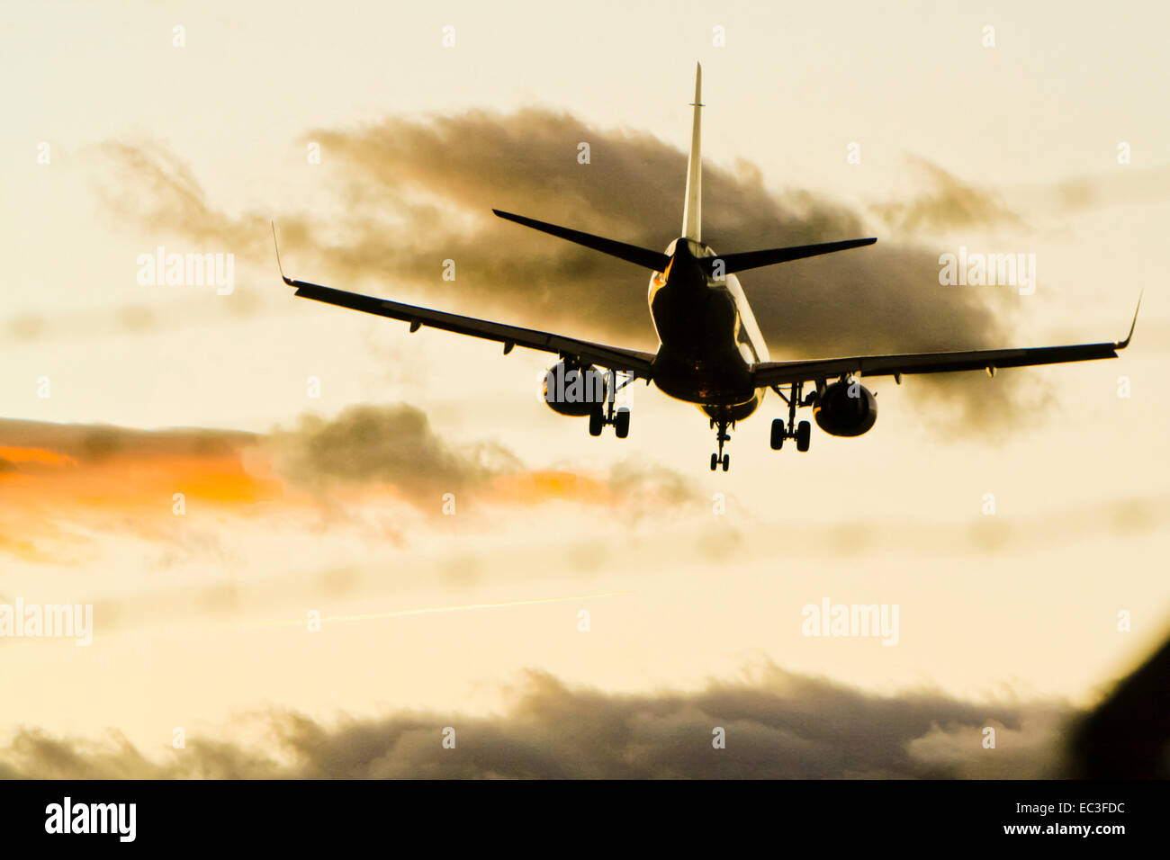 Airplane on final approach sunset hi-res stock photography and images ...
