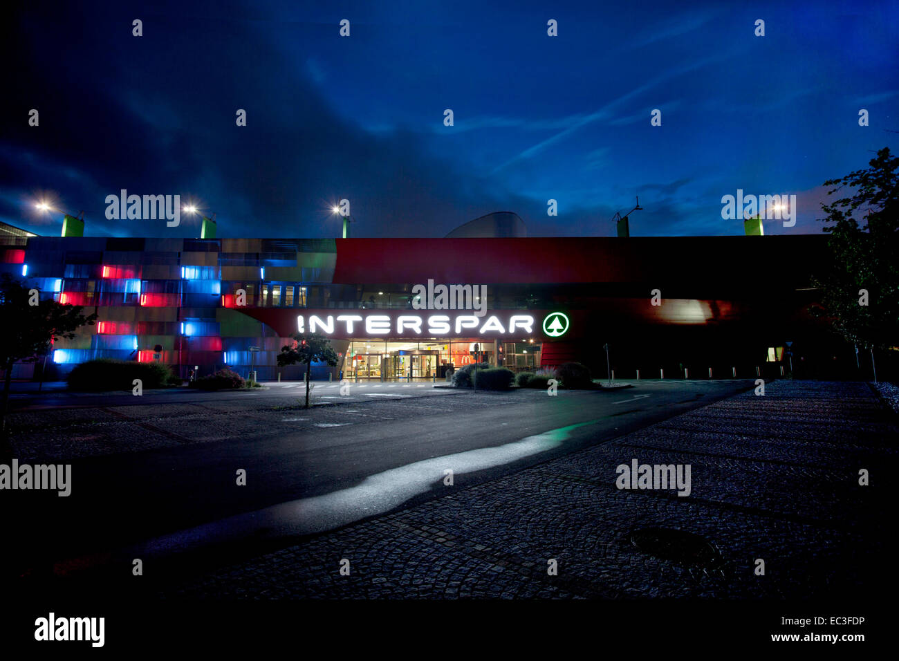 Super market at night Stock Photo - Alamy