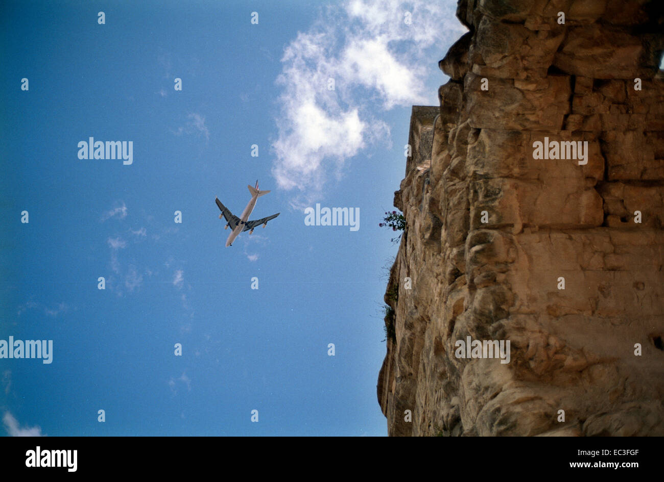 Airplane in Low Level Flight Stock Photo - Alamy