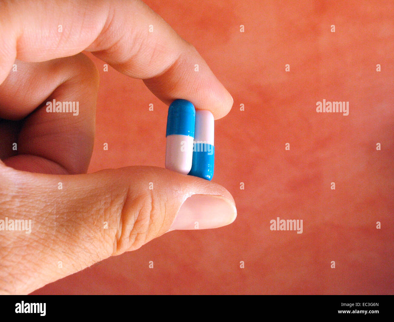 hand holding tablet, pill Stock Photo - Alamy