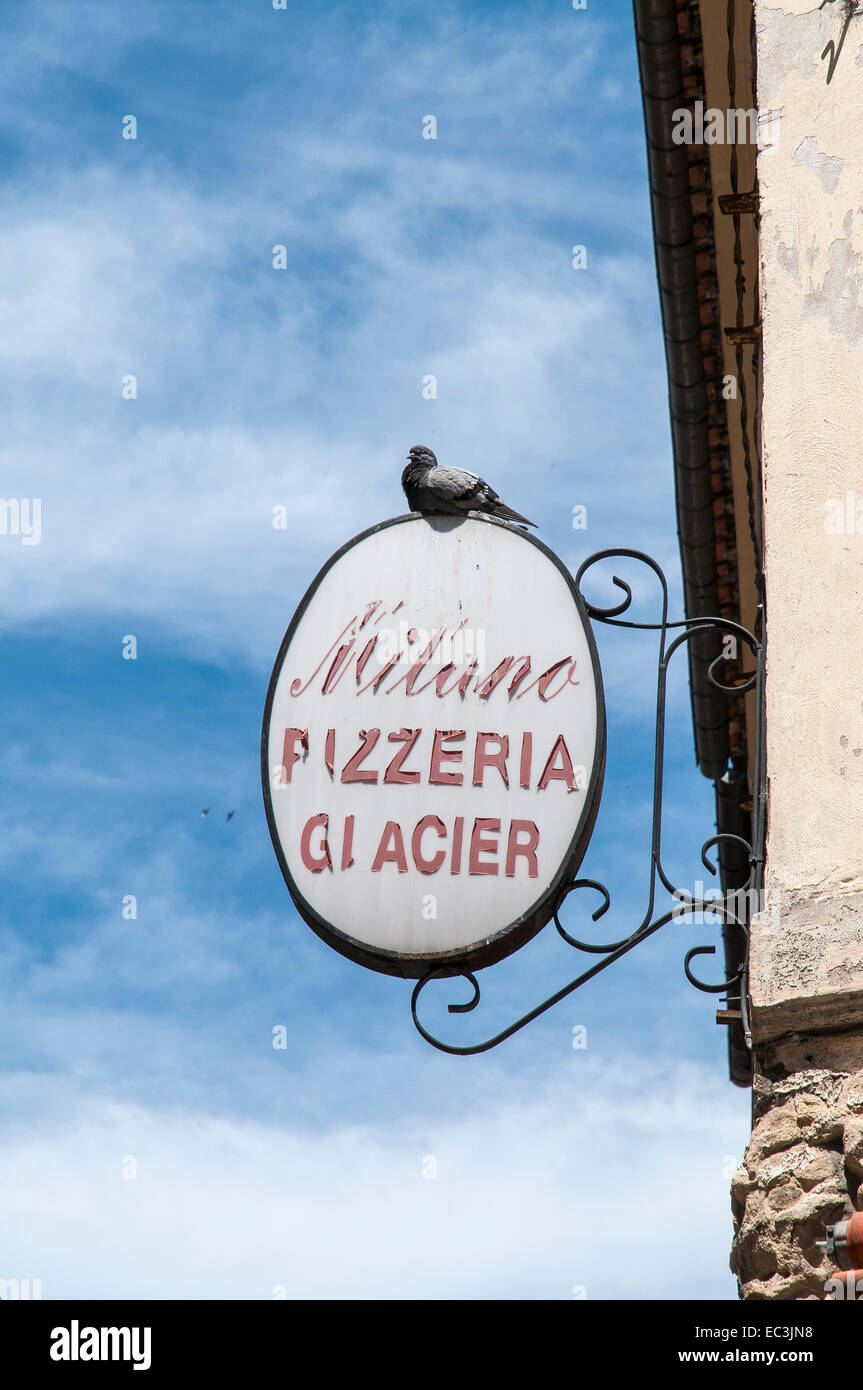 Pizzeria signs hi-res stock photography and images - Alamy