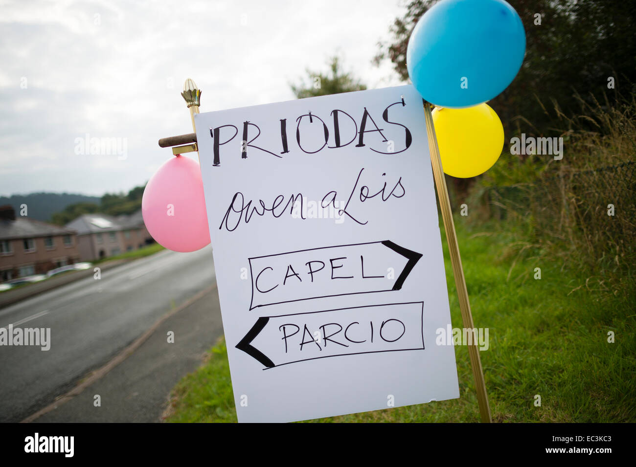 A monolingual welsh language only handwritten sign giving directions to ...
