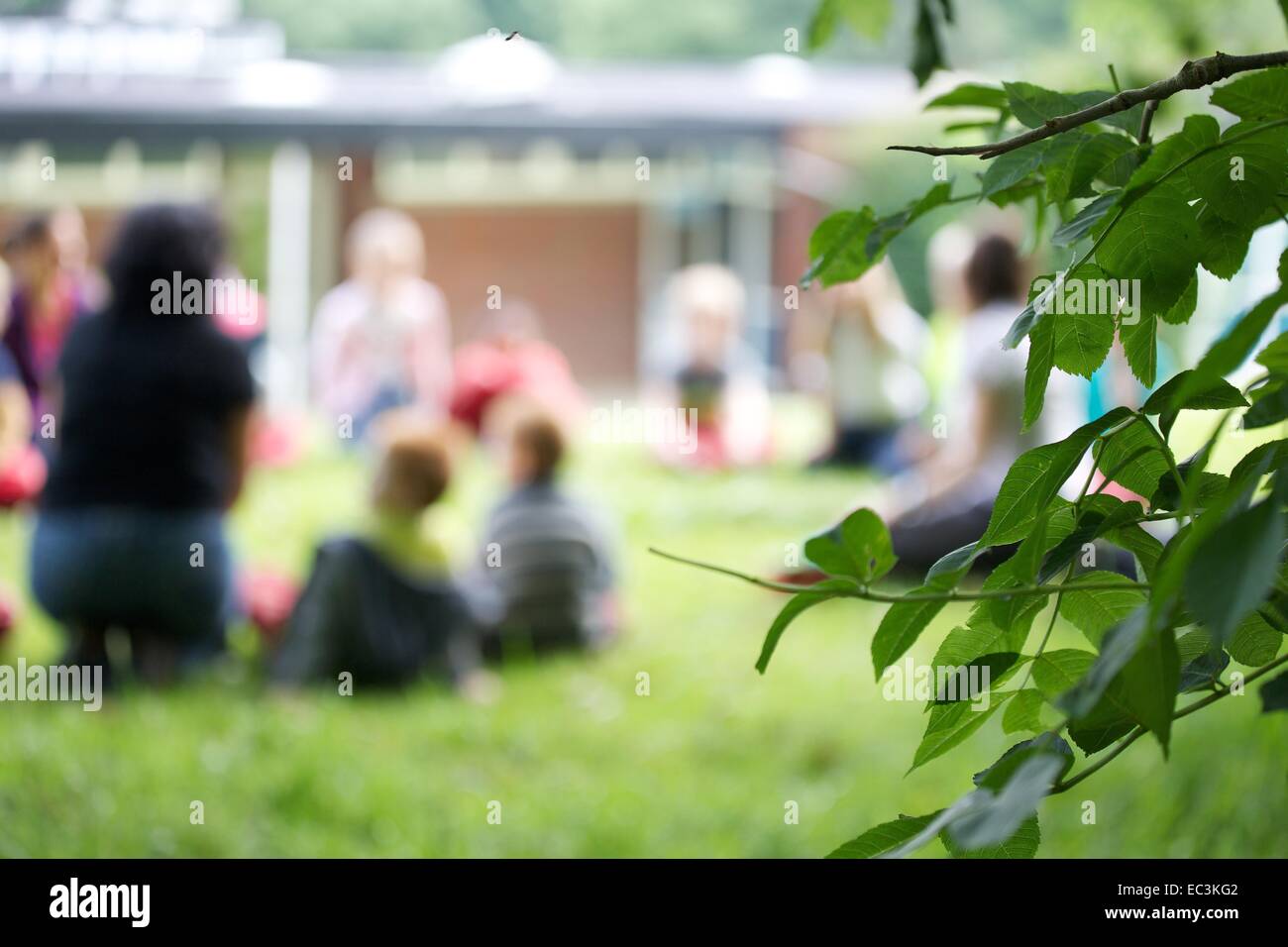 Children outside classroom hi-res stock photography and images - Alamy