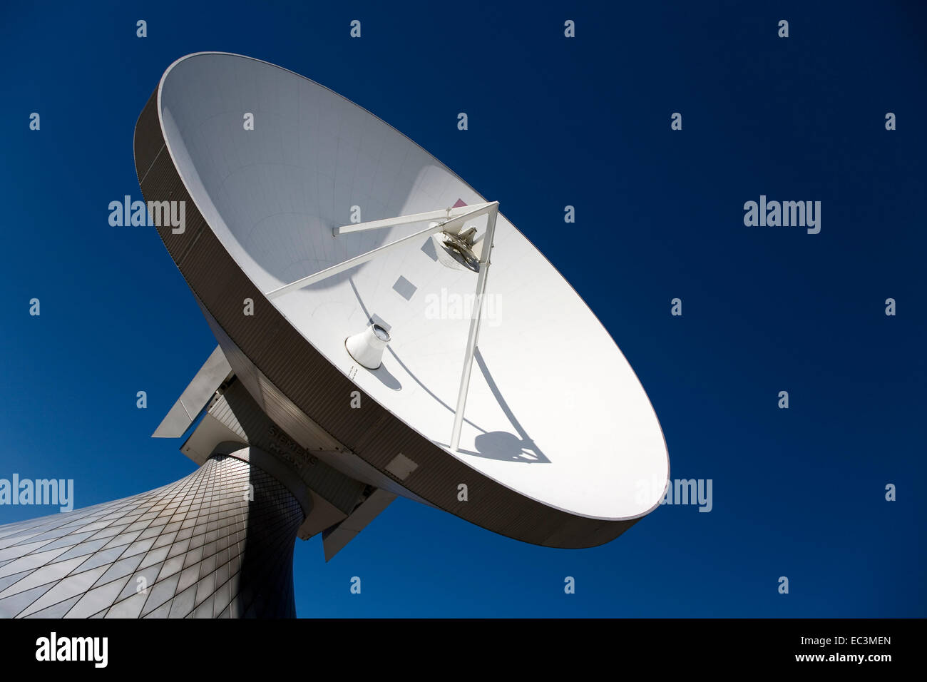 Satellite connections hi-res stock photography and images - Alamy