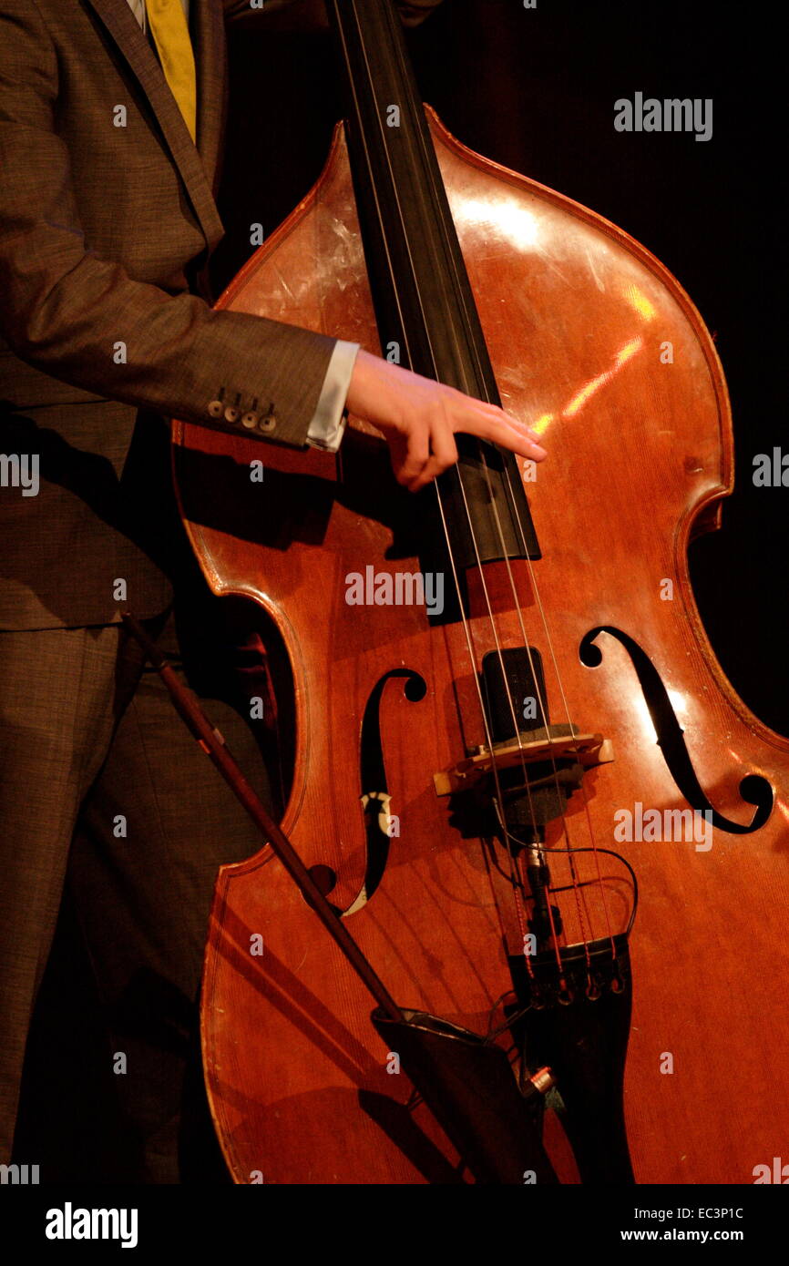 Double notes hi-res stock photography and images - Alamy