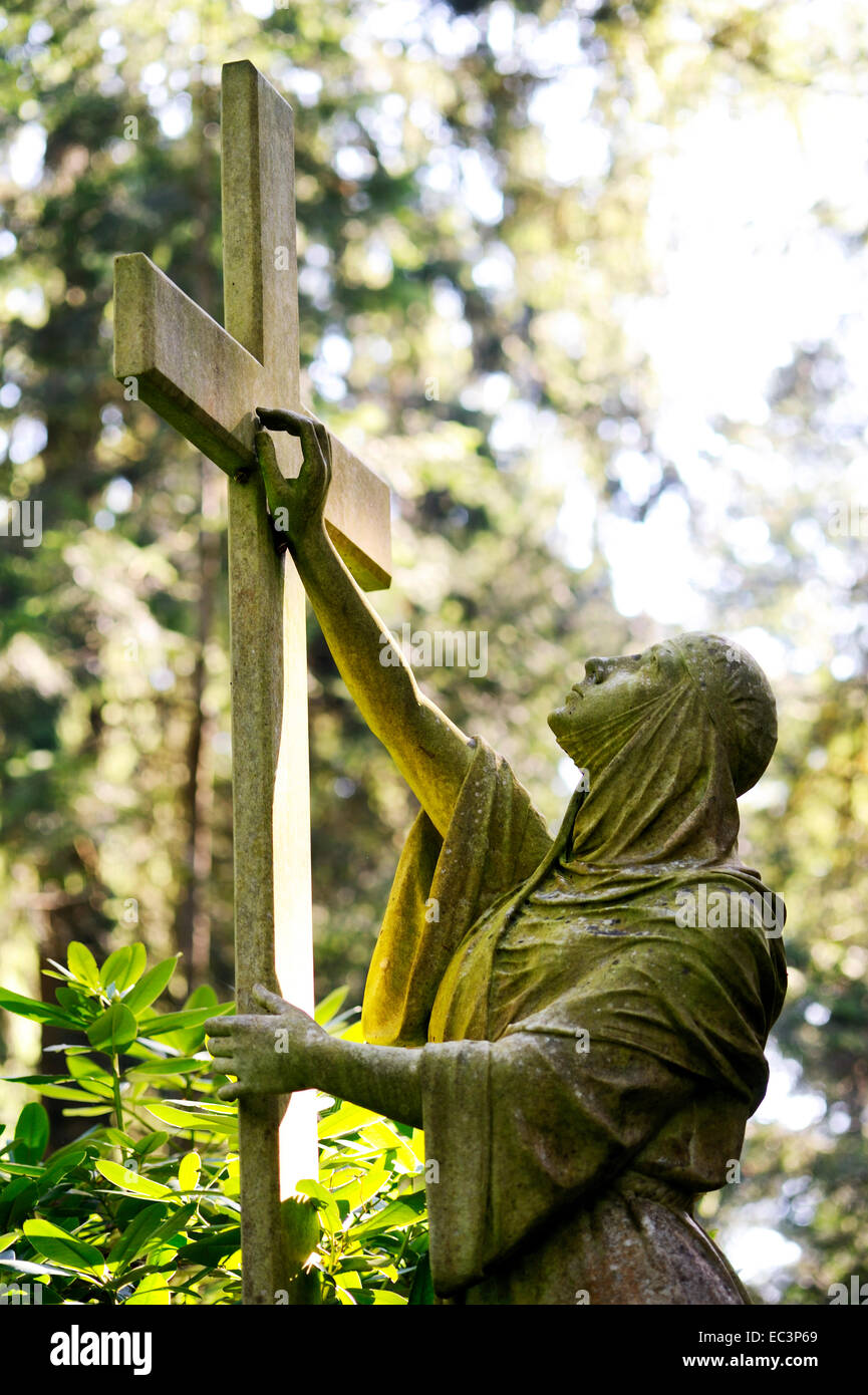 Statue woman mourning hi-res stock photography and images - Alamy