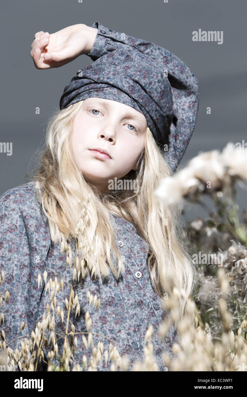 girl in a field Stock Photo - Alamy