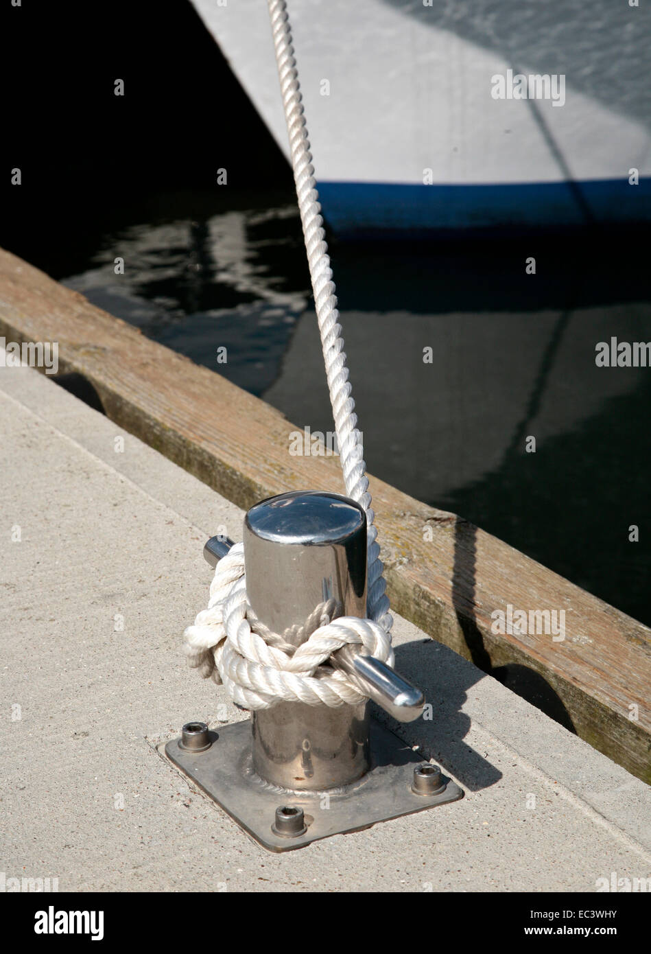 Rope Tied Around Boat's Dock Stock Photo - Alamy