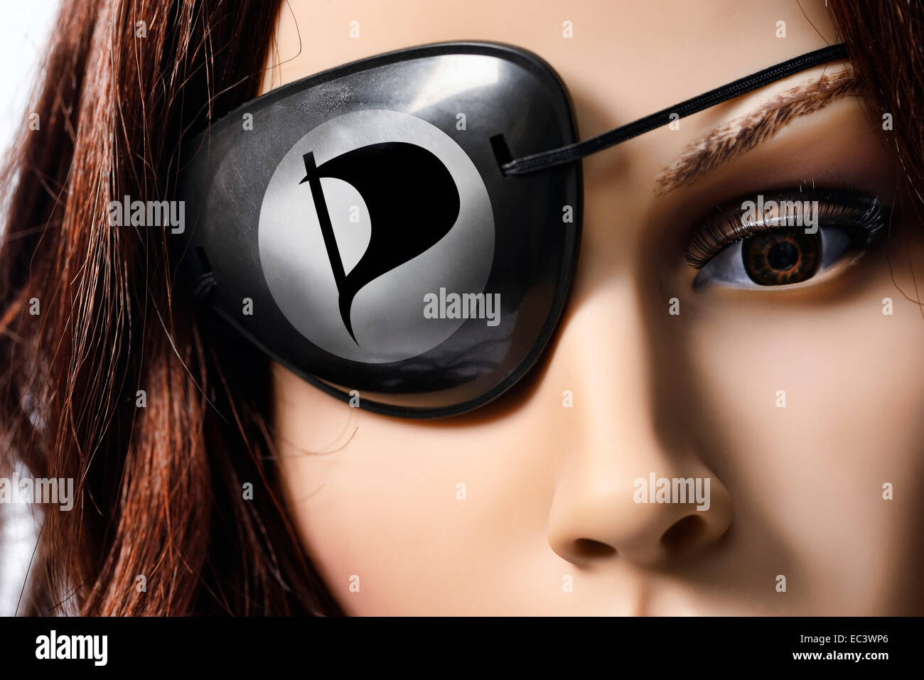 Female with eye patch hi-res stock photography and images - Alamy