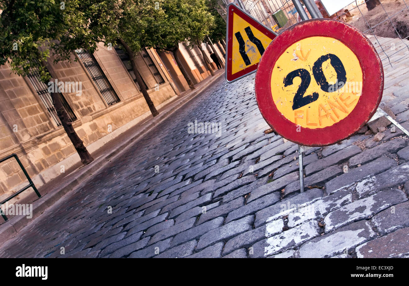 Narrowing yellow sign hi-res stock photography and images - Alamy