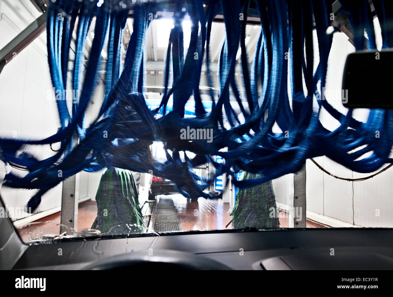 Car cars wash employee hi-res stock photography and images - Alamy