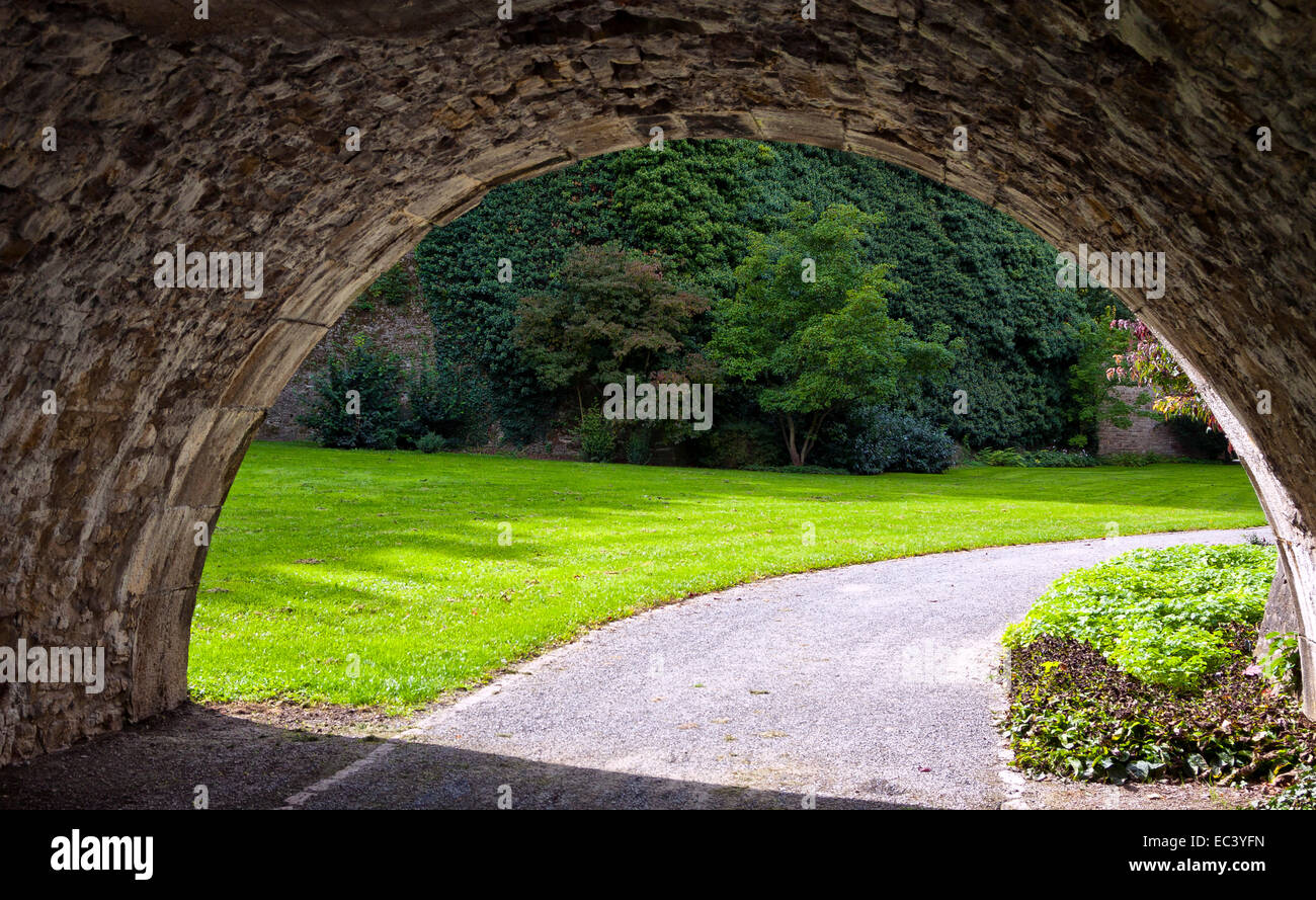 Arch of a castle wall Stock Photo - Alamy