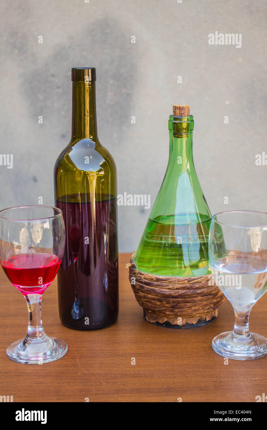 Set of white and red wine on table Stock Photo - Alamy