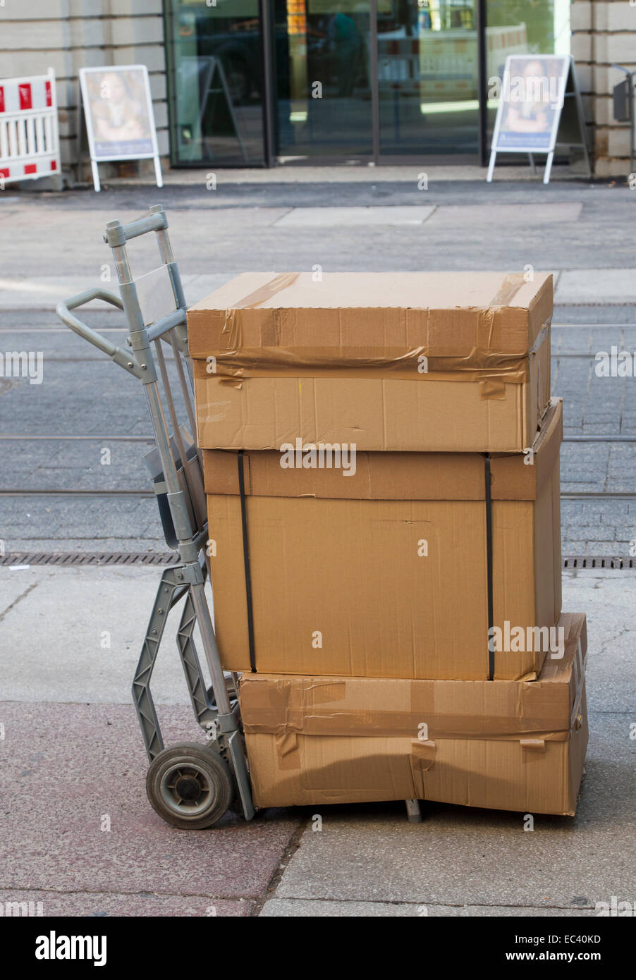 Hermes dhl shipping parcel hi-res stock photography and images - Alamy