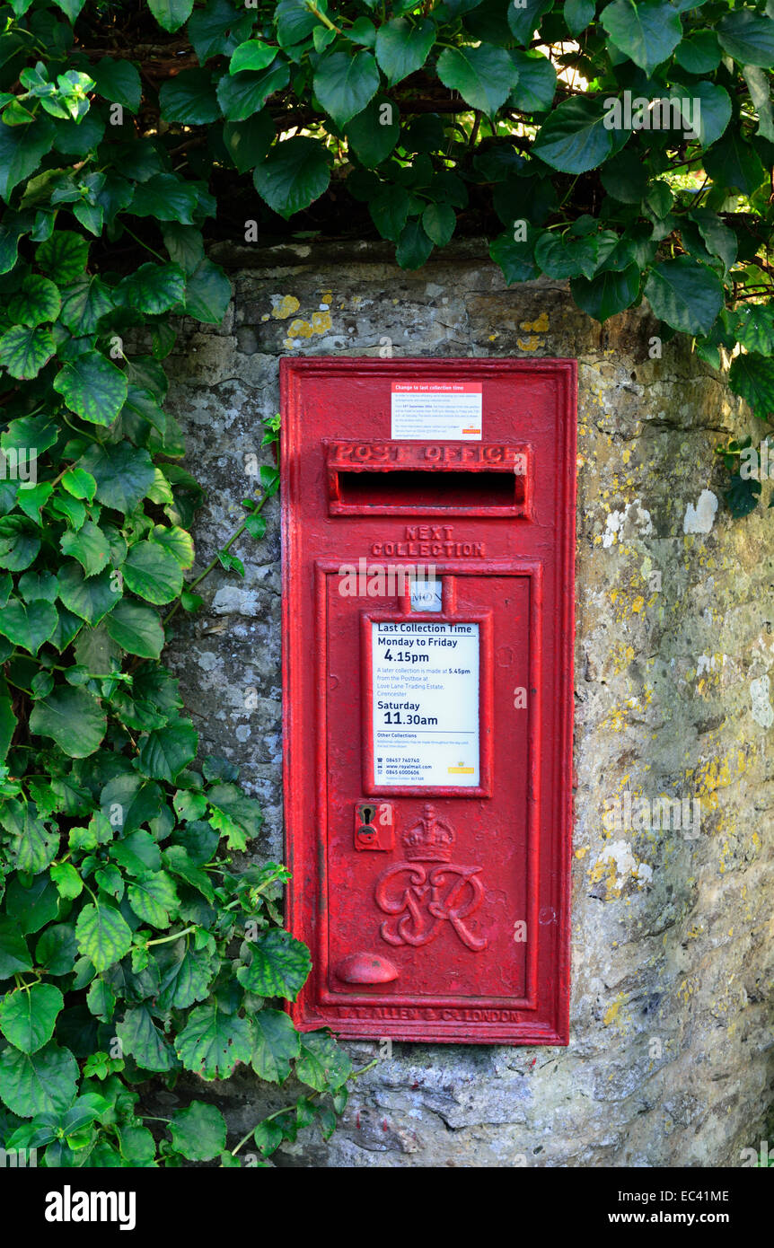 Cotswolds red post box stone wall hi-res stock photography and images ...