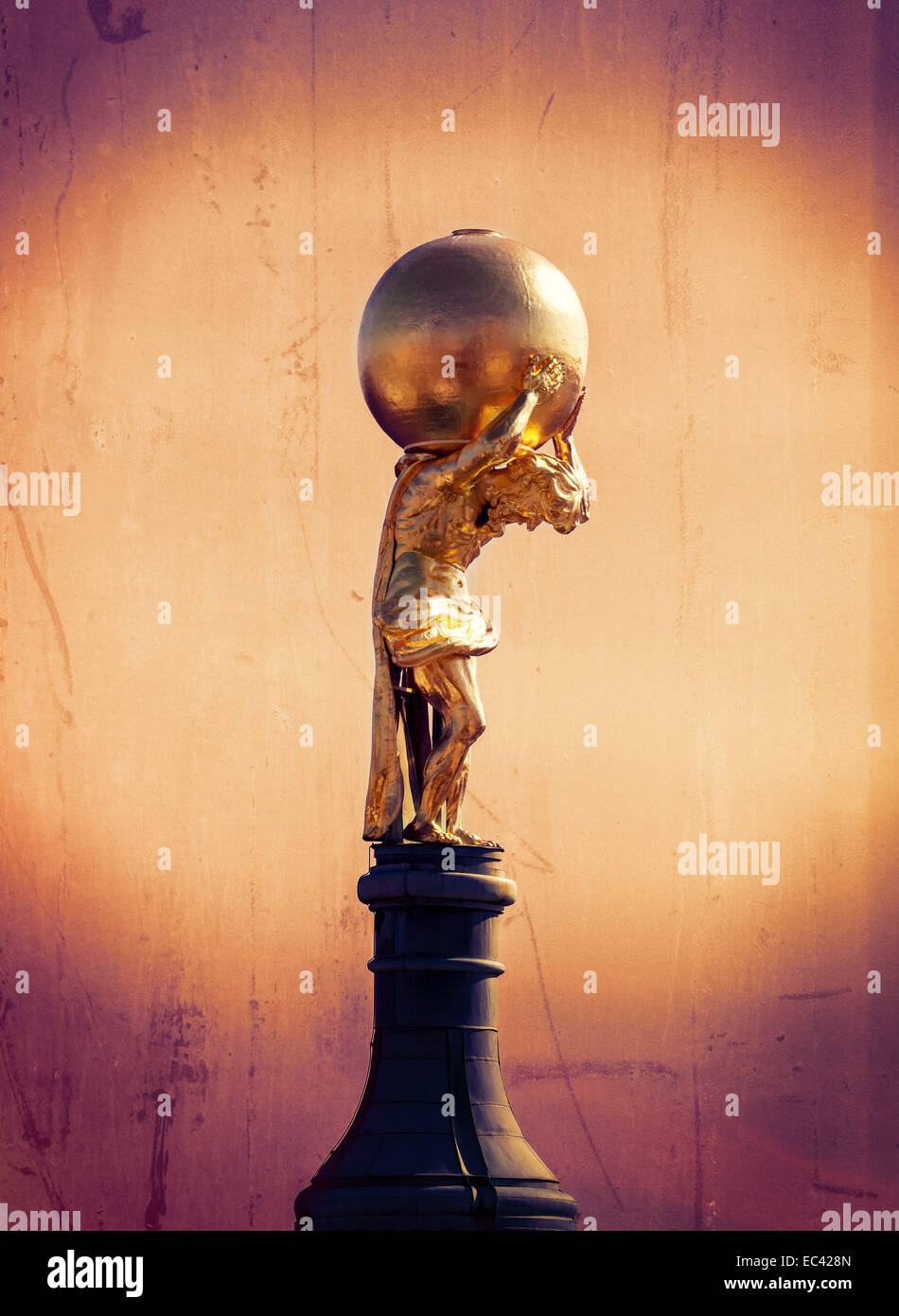 Gilded sculpture atlas hi-res stock photography and images - Alamy