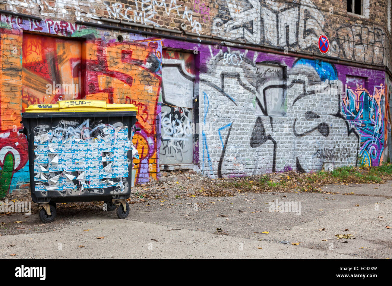 Sign of dustbin hi-res stock photography and images - Alamy